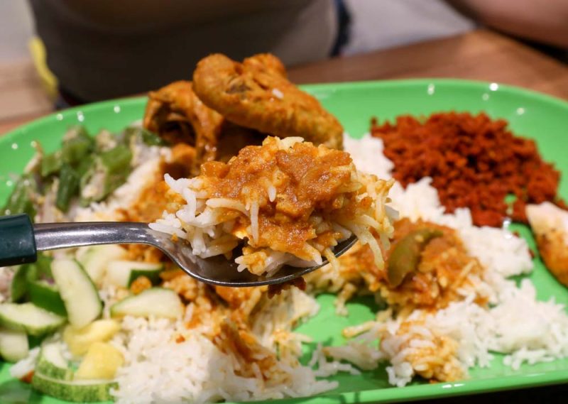 Golden Nur: Stall in Market Street Hawker Centre sells crispy chicken ...