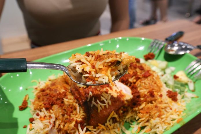 Golden Nur: Stall in Market Street Hawker Centre sells crispy chicken ...