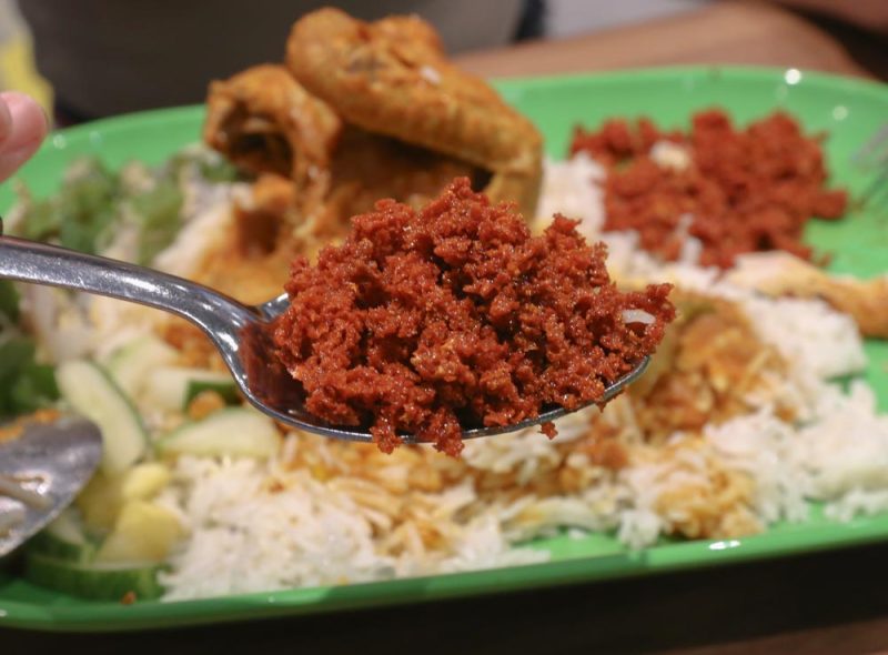 Golden Nur: Stall in Market Street Hawker Centre sells crispy chicken ...