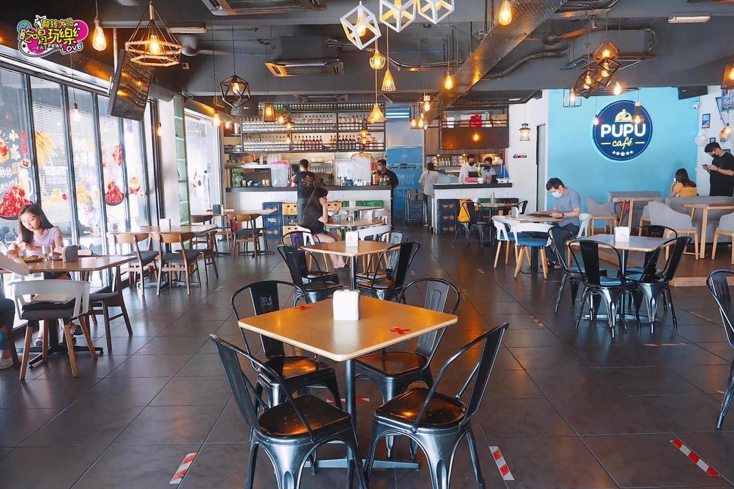Kiss your partner for 60 seconds and eat for free at Pupu Cafe