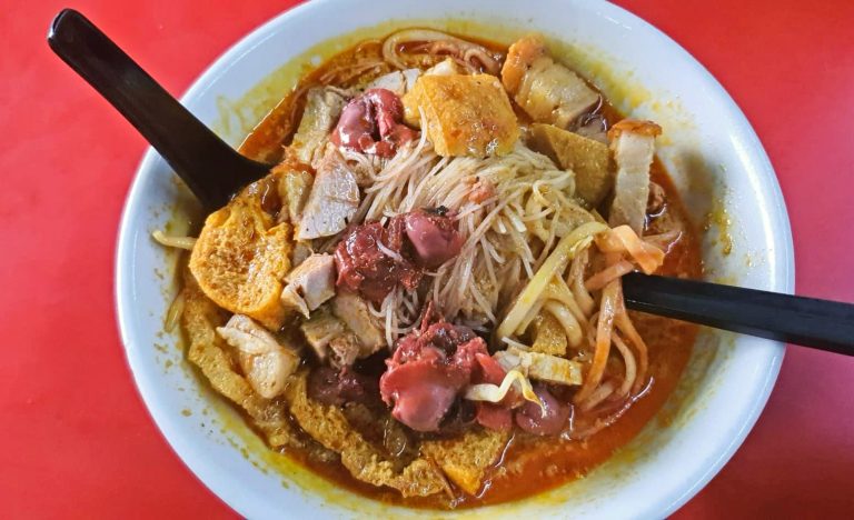 Girl and Mommy Curry Mee: Crispy roast pork & cockle-topped curry mee ...