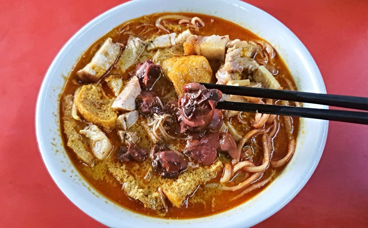 Girl and Mommy Curry Mee: Crispy roast pork & cockle-topped curry mee ...