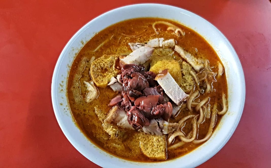 Girl and Mommy Curry Mee: Crispy roast pork & cockle-topped curry mee ...