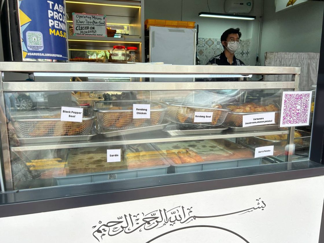 Epok Epok Nyé: XL epok-epok with black pepper & rendang fillings at ...