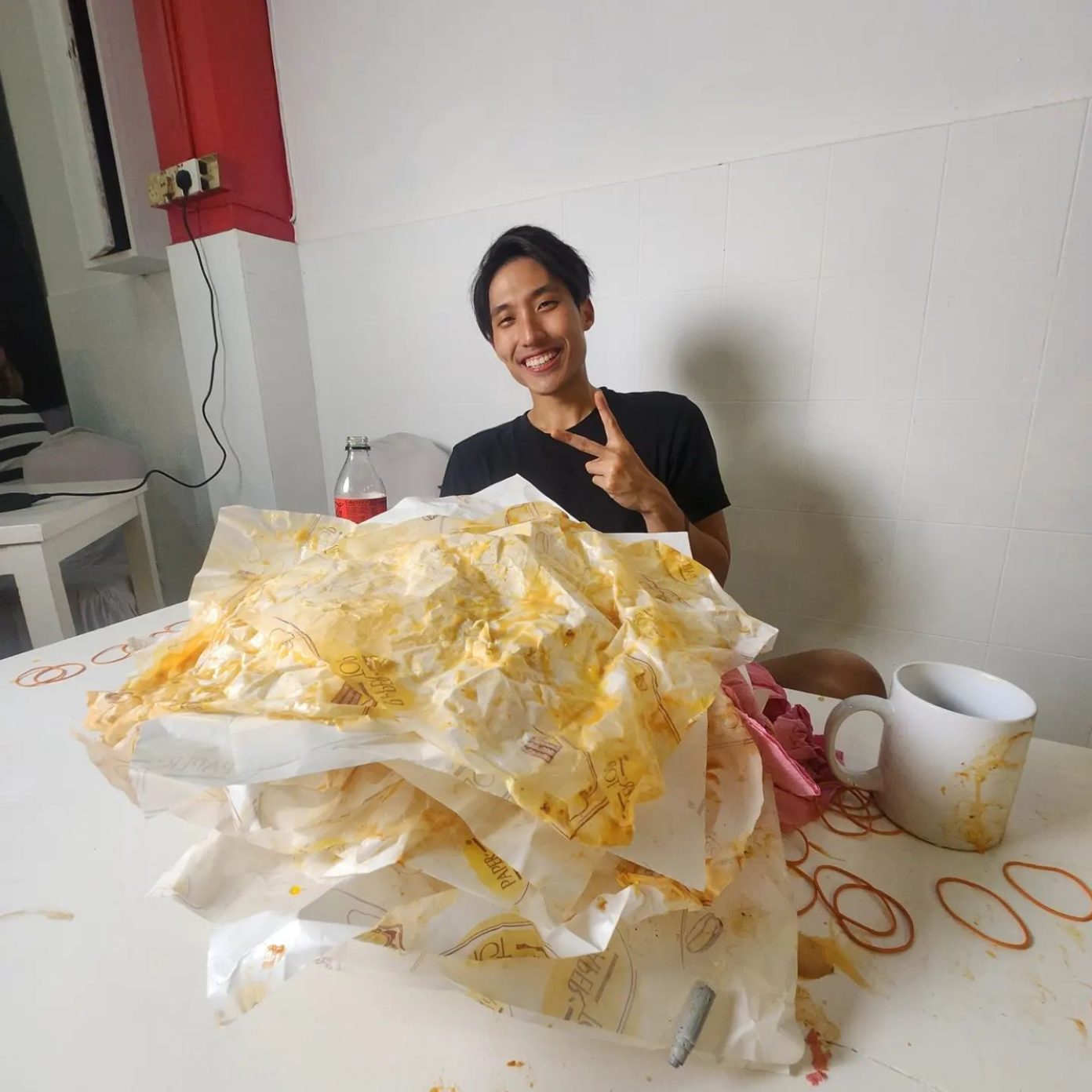 Singaporean competitive eater Zermatt Neo takes on 50 Ramly burgers ...