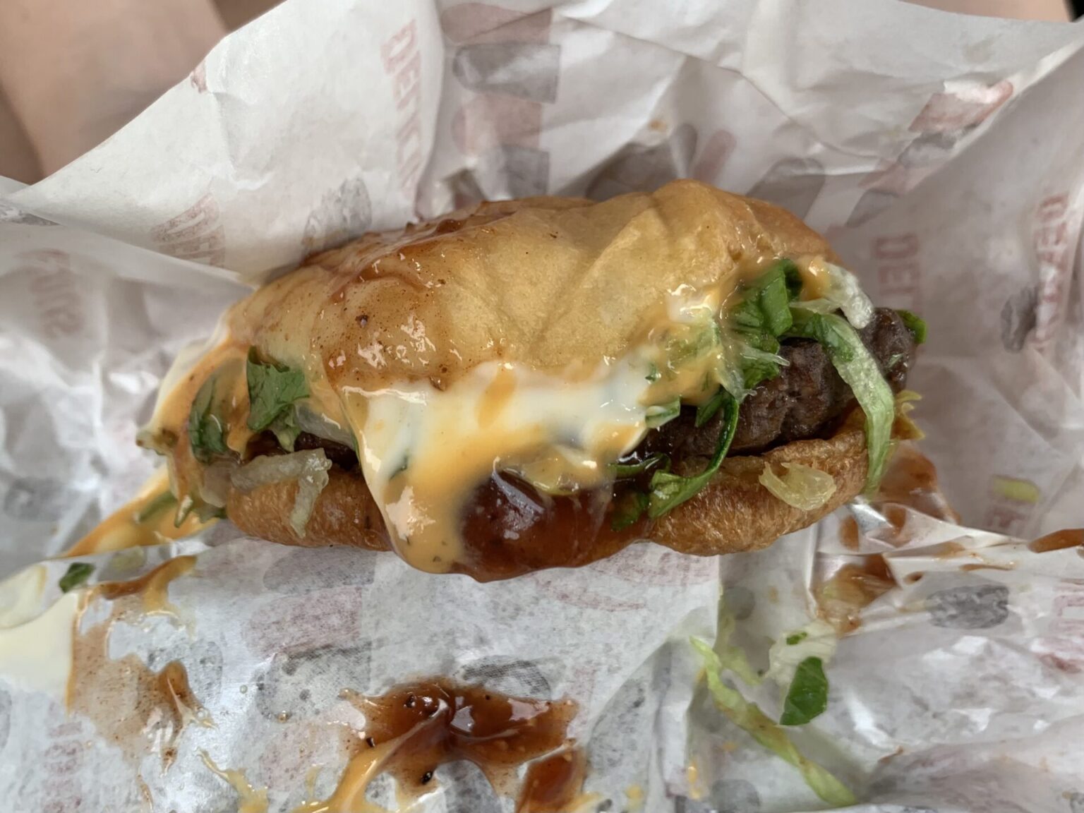 Dhon Burger: Roadside stall with juicy beef burgers and rich mac & cheese