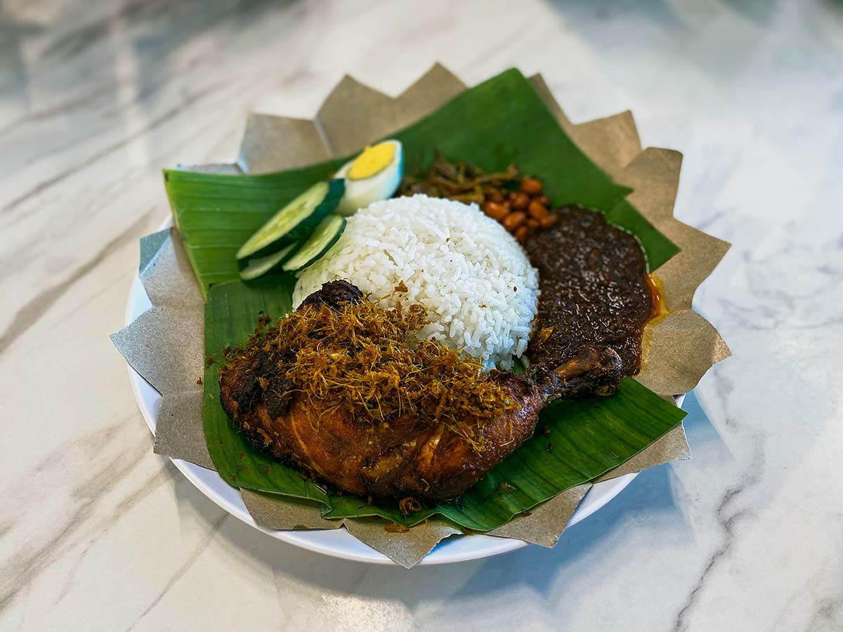 Nasi Lemak Sepinggan: Bangi’s go-to late night spot for affordable nasi ...