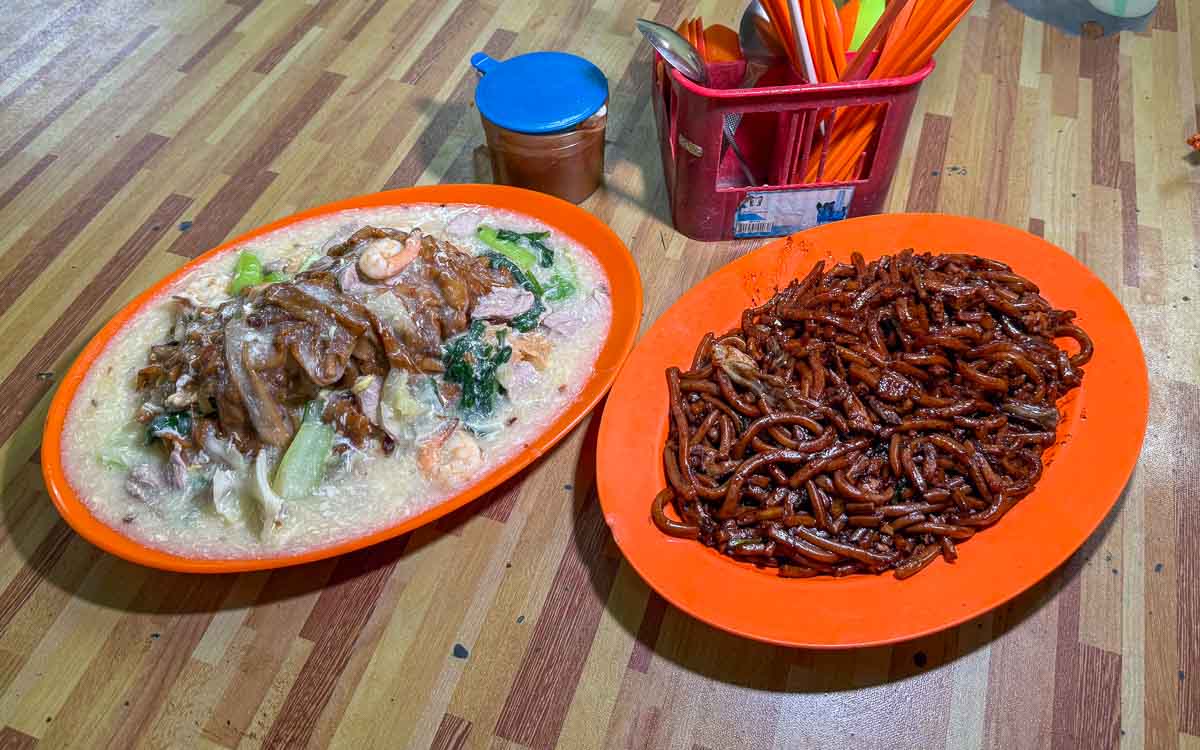 Manggali Hokkien Mee: Saucy charcoal Hokkien mee & hor fun in generous ...